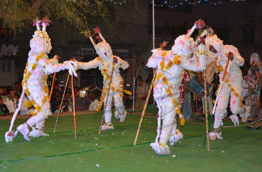 Gond Tribe Is The Center Of Chic Dance Attraction On Deepawali