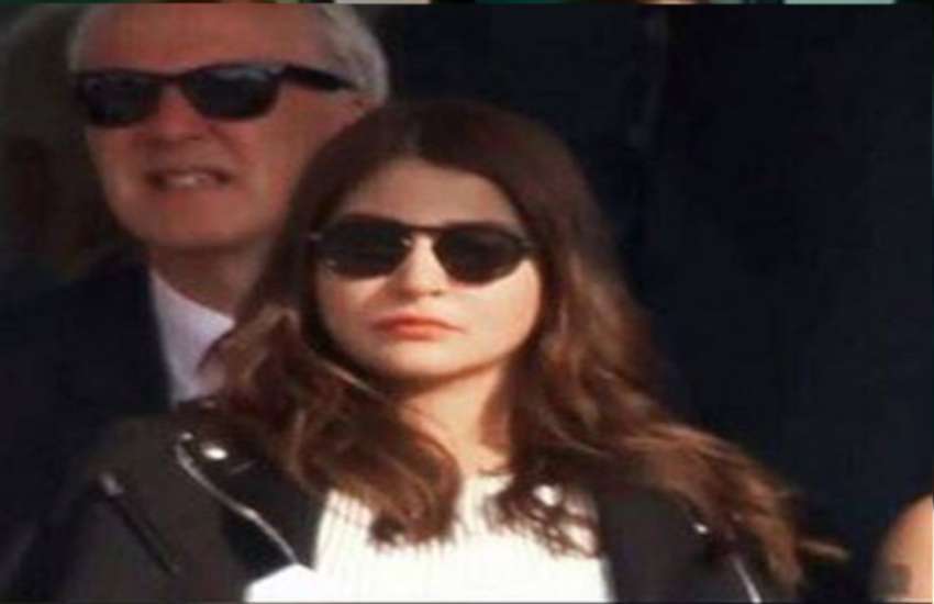 Anushka Sharma Give Flying Kisses To Virat Kohli Pics Goes Viral ... Anushka Sharma Give Flying Kisses To Virat Kohli Pics Goes Viral ...