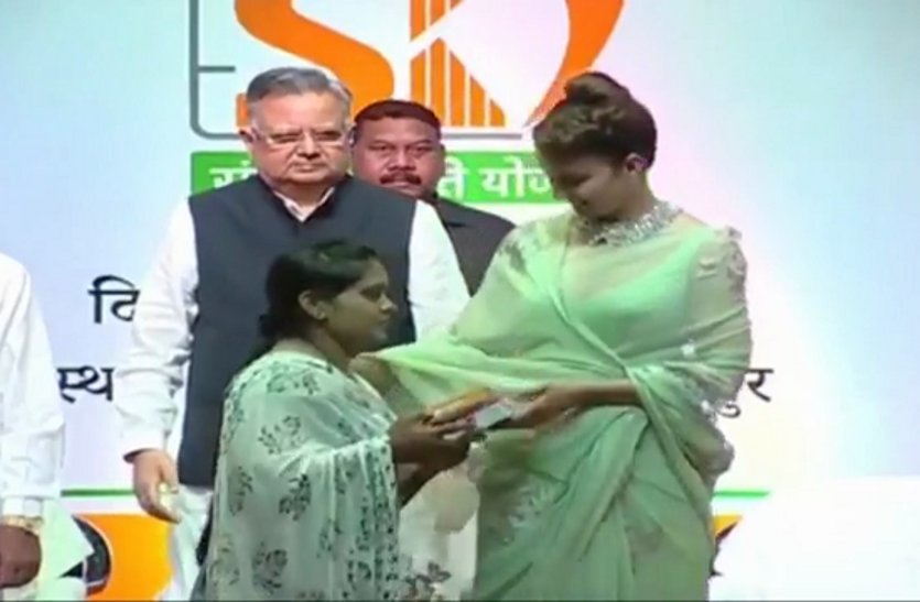 CM Raman Singh distribute 4G smartphone in Mobile Tihar programme ... CM Raman Singh distribute 4G smartphone in Mobile Tihar programme ...