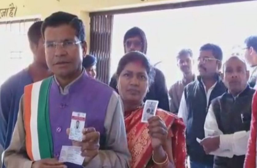 Pcc Chief In Chhattisgarh Mohan Markam Voted In Civic Body Elections