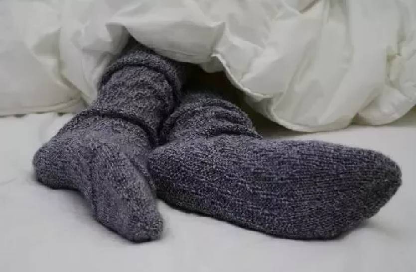 Sleep Wearing Socks In Cold So Careful These Disadvantages ठंड में मोजे पहनकर सोने वाले सावधान